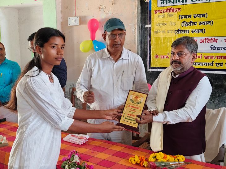 Rudauli MLA honored meritorious students | रुदौली विधायक ने किया मेधावी ...