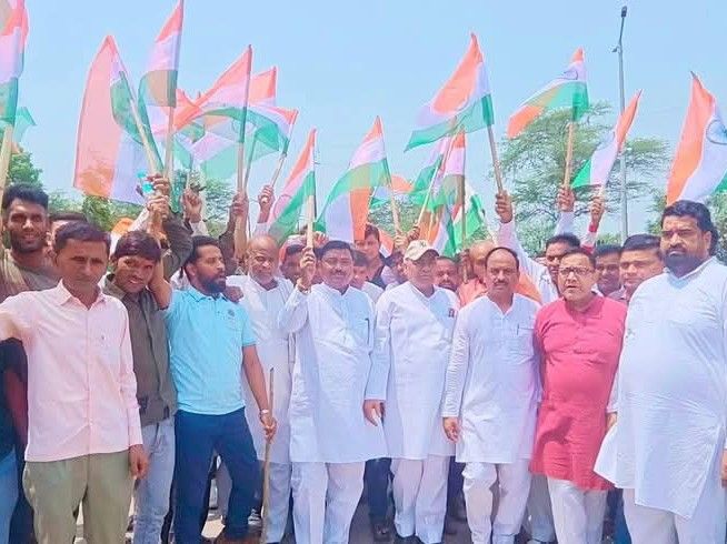 Tiranga Yatra took place in Ujhari in honor of the army | सेना के ...