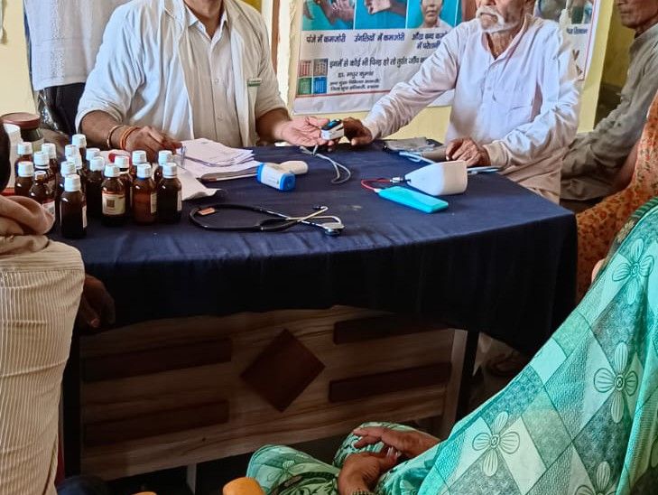 223 patients treated in public health fair in Sasni | सासनी में जन ...