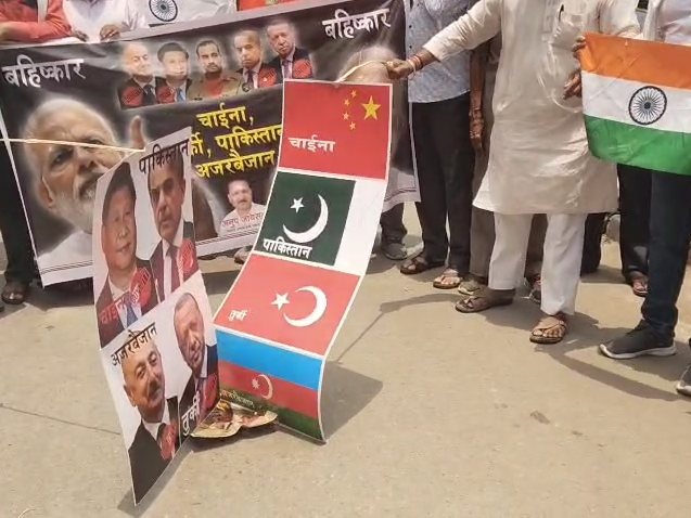 Burnt flags of 04 countries, set photo on fire