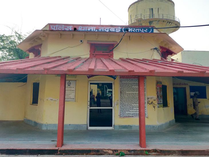 A young woman was duped by replacing her ATM in Nadbai | नदबई में एटीएम ...