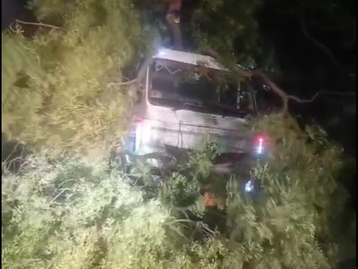 Dumper collided with tree in Kheer | खीरों में पेड़ से टकराई डंपर: नीम ...
