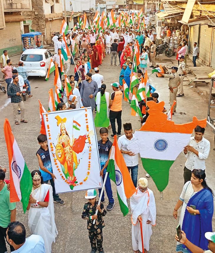 People came out holding the tricolor in their hands with the spirit of ...