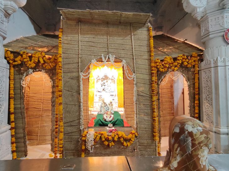 Thakurji seated in the poppy bungalow was dressed in muslin clothes, on ...