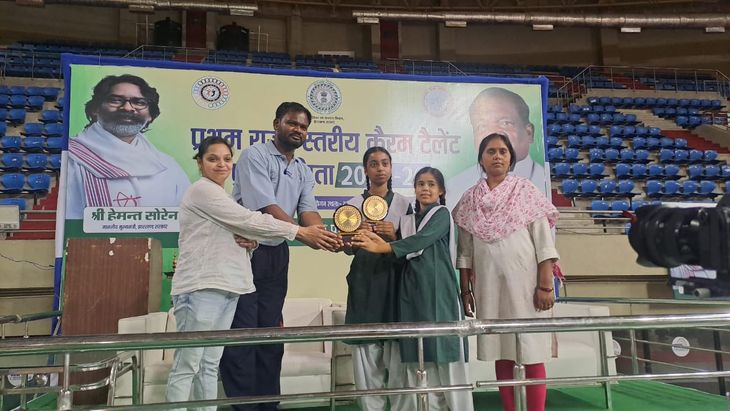 Sakshi and Shikha won bronze medal in state level carrom talent ...