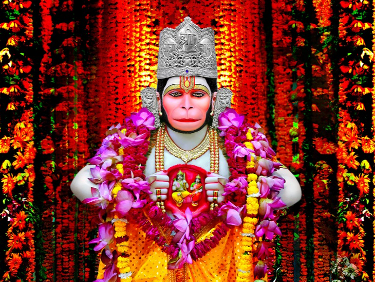 Huge crowd gathered at Hanuman Setu temple on Bada Mangal, Lucknow ...