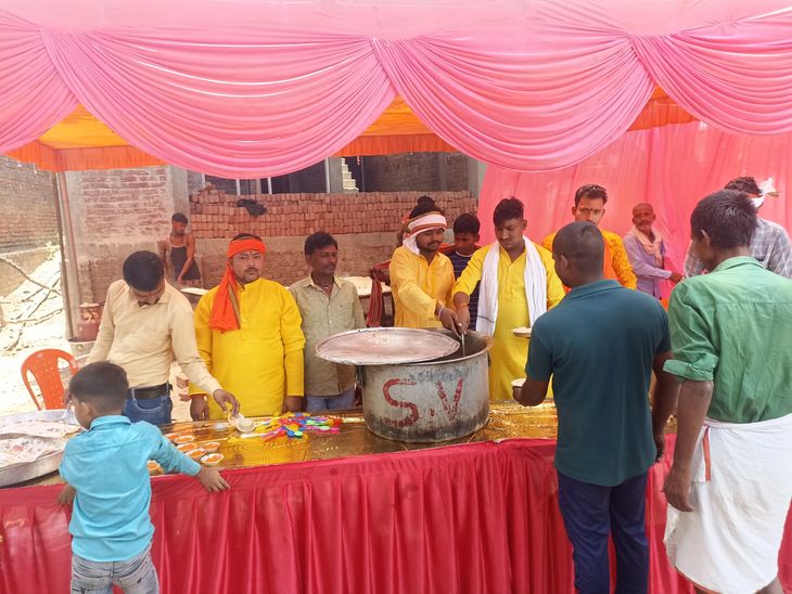 Entering the village and having a feast on Bade Mangal | घुसकर गांव में ...
