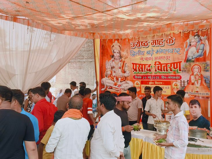 Crowd gathered at Baba Siddhadas temple of Hargaon