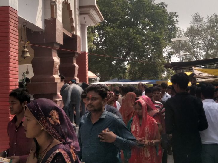 Crowd of devotees at Baba Tikaram Dham,Barabanki, Barabinki news ...