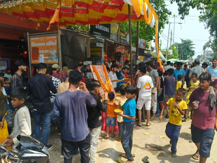 Hanuman devotees gathered in Nanpara on Tuesday | नानपारा में मंगलवार ...