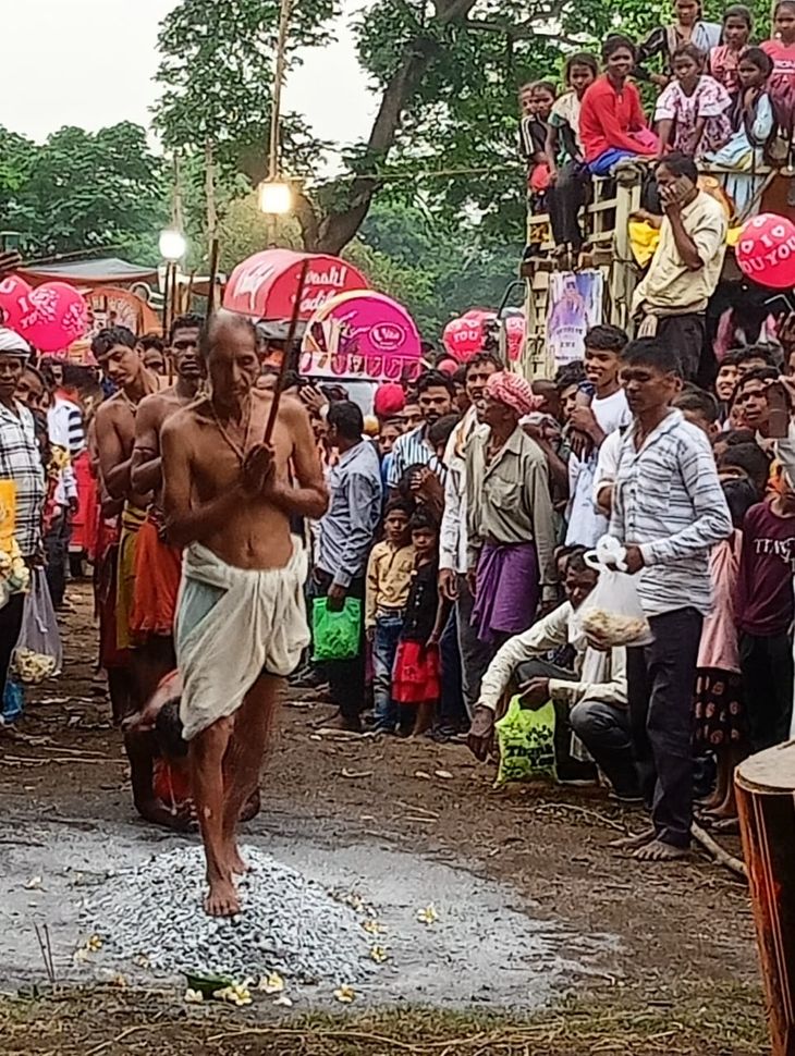 Manda Puja in Dhamnatand, devotees offered flowers | धमनाटांड़ में मंडा ...