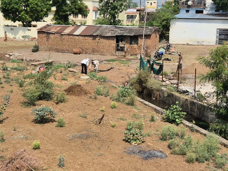 Water was stopped by putting mud in the drain, people were troubled by ...