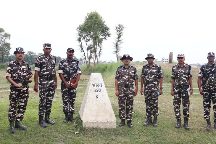 SSB Commandant Sanjay Pandey patrolled the border to know the situation ...