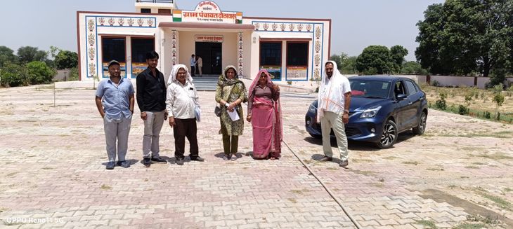 Pachwara Pradhan expressed displeasure after finding community toilets ...