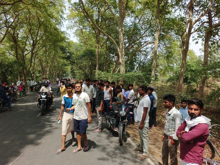 Pickup and bike collide in Atrauli