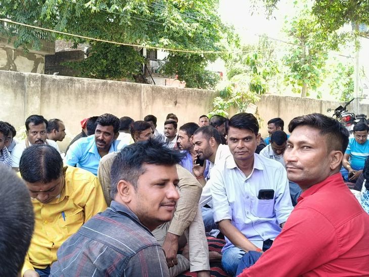 Electricity workers on strike at Maharajganj Tarai Power House, power ...