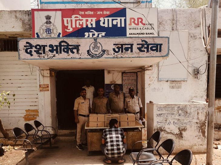 Notorious smuggler arrested with 6 boxes of illegal liquor | 6 पेटी ...