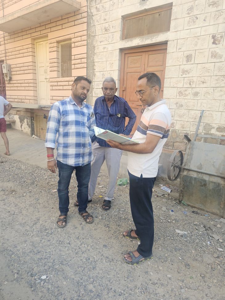 The commissioner inspected the cleanliness system of the city by ...