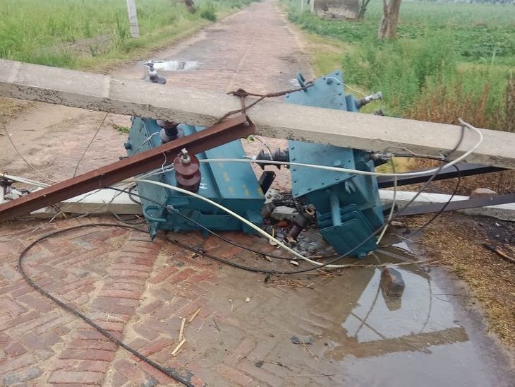 400 poles and 14 transformers damaged due to storm in Hapur | हापुड़ में आंधी-तूफान से 400 खंभे ...