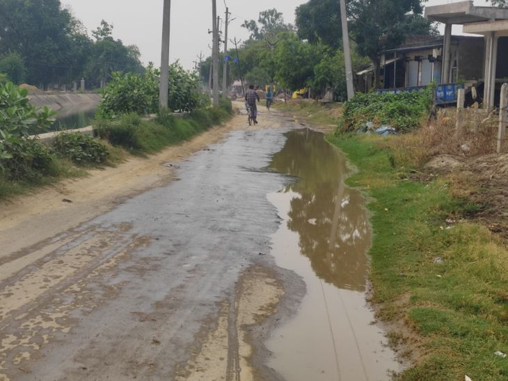 Water filled on the road in Baskhari of Ambedkar Nagar | अंबेडकरनगर के ...