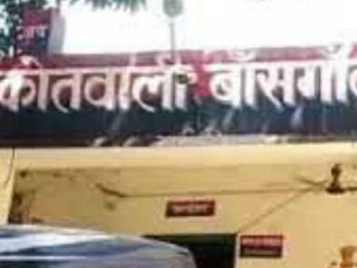 PAC jawan's wife accuses him of dowry harassment | पीएसी जवान पर पत्नी ...