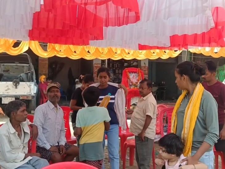 Thousands of people tasted the Prasad in Haidergarh-Trivediganj ...