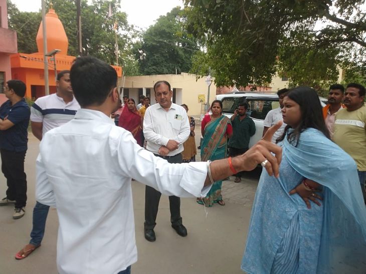 A woman gave birth to a child at Sonbarsa CHC gate | सोनबरसा सीएचसी गेट ...