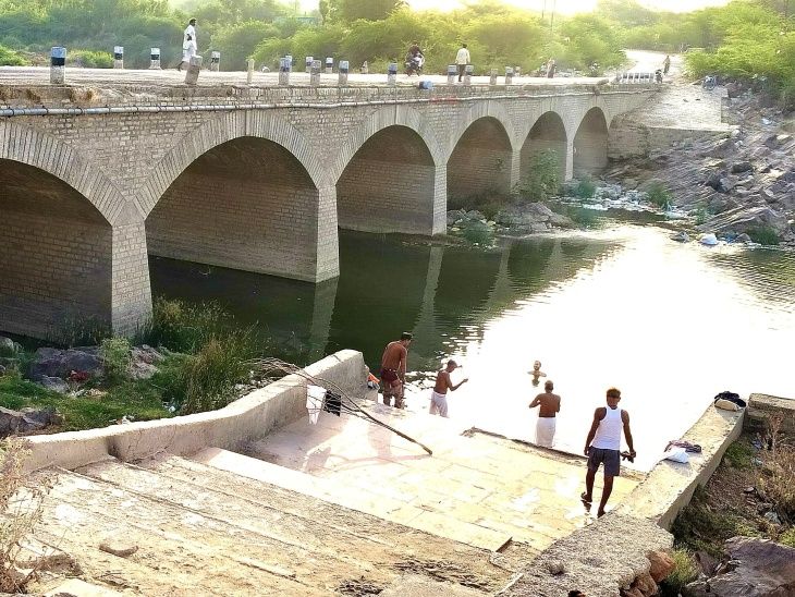 Waiting for 27 crore bridge on Meja river Bundi Rajasthan | मेज नदी पर ...