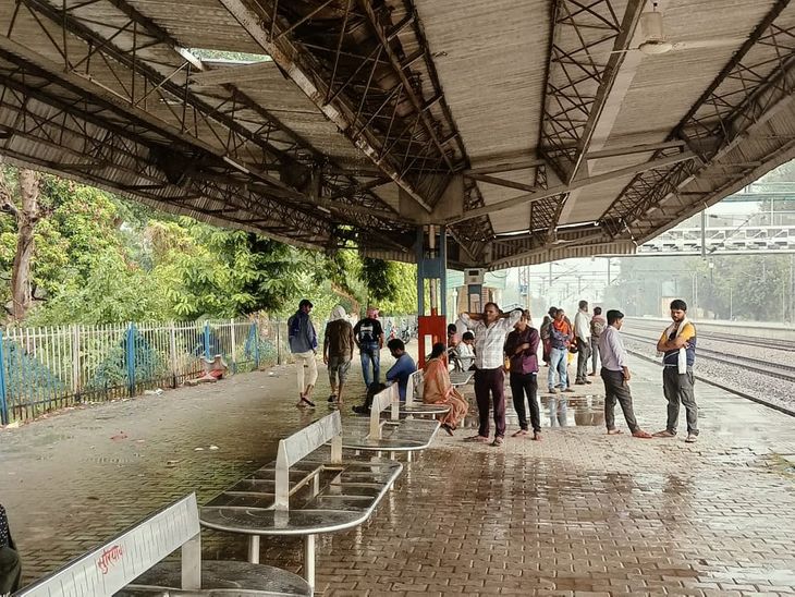 Passengers facing problems on platform number 2 of Suriyawan station ...