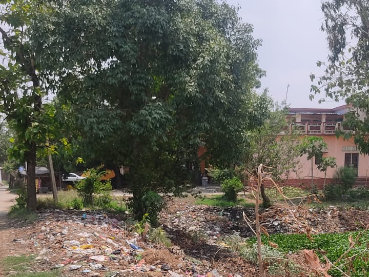 Sanitation system in a bad state in Pakdi Madraha | पकड़ी मदरहा में ...