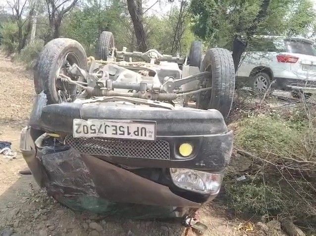 Mathura car hit an electric pole overturned 5 people narrowly escaped