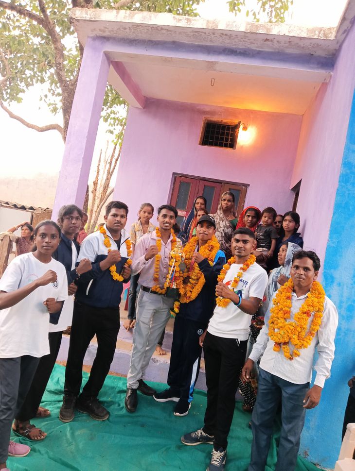 Raja who won bronze in Karate was felicitated | कराते में कांस्य जीतने ...