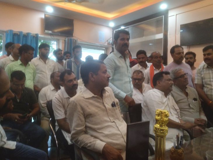 50 thousand rupees and mobile looted from village head | ग्राम प्रधान ...