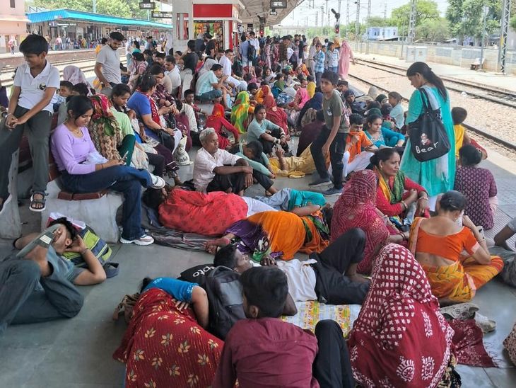 Crowd of Shyam devotees crowded Ringas station | श्याम श्रद्धालुओं की ...