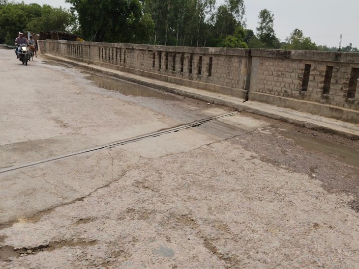 The angle of Sharda Canal bridge broke in just 15 days | 15 दिन में ही ...
