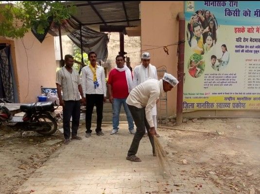 AAP workers launched cleanliness drive in Bhadohi MBS Hospital
