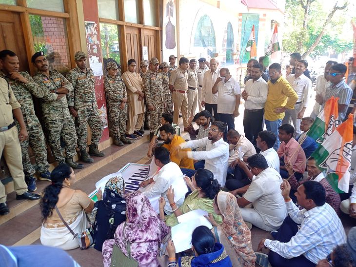 Congress gheraoed the Municipal Corporation in Dhamtari