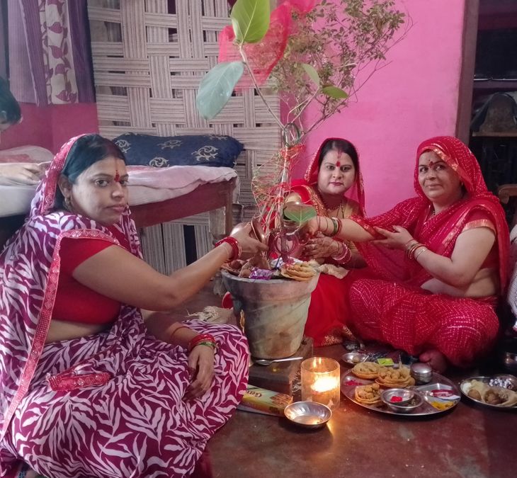 Married women worshiped Banyan tree for long life of their husband ...
