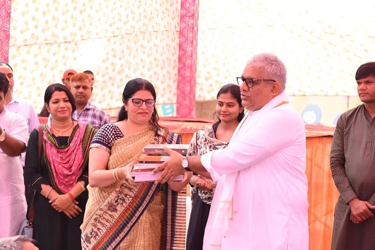 The Union Minister replaced the garlands with books and gave them to ...