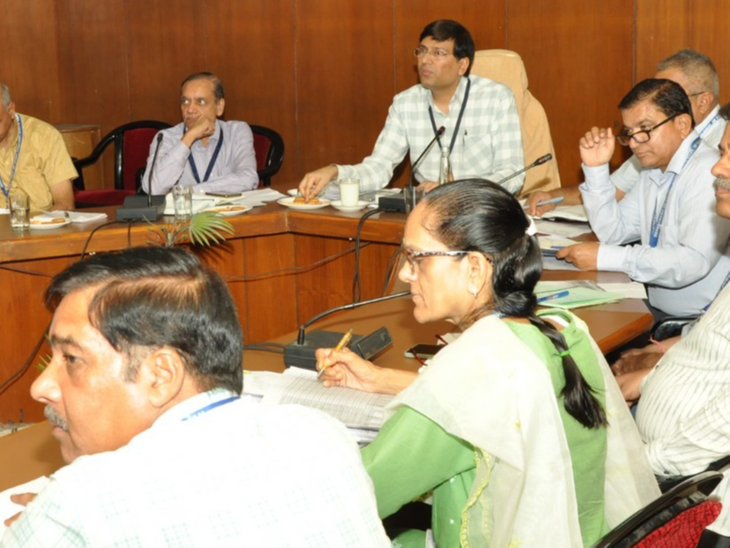 Appoint veterinary officers and speed up vaccination | शासन सचिव बोले ...