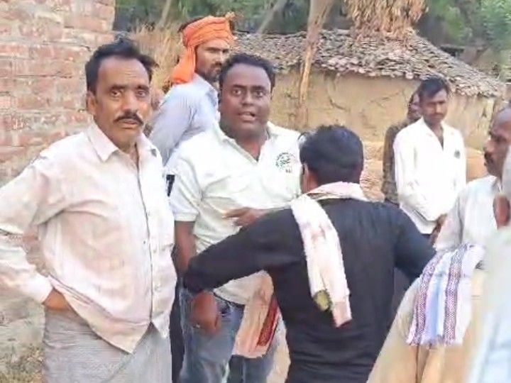 Video of misbehavior with Lekhpal in Manda Chak Marg measurement ...