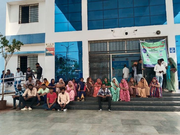 Safai Karmacharis strike in Agar District Hospital | आगर जिला अस्पताल ...