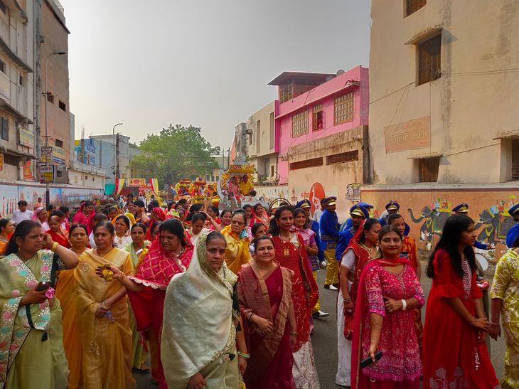 The chariot came out from Shantinath Digambar Jain temple of Ladpura ...