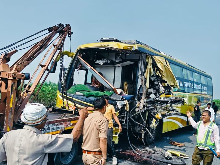 Bus and DCM collide on Agra-Lucknow Expressway