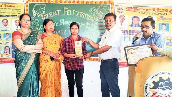 10th pass students honored in Heritage School | हेरिटेज स्कूल में 10वीं ...