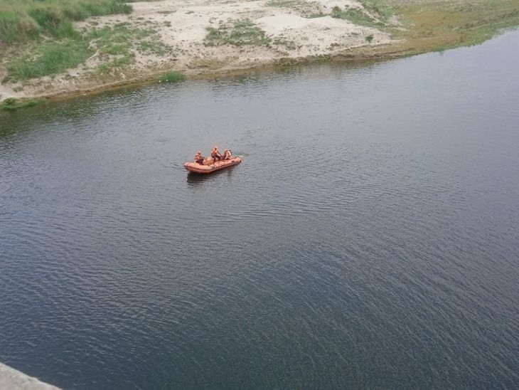 A young man jumped from Rapti bridge | राप्ती पुल से युवक ने लगाई छलांग ...