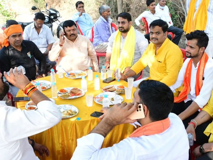 Bhandara on the third Tuesday in Padmin Kheda of Mohanlalganj ...