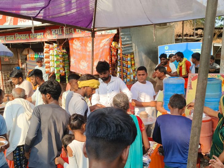 Distribution of Hanuman ji's Prasad in Chaure Bazaar
