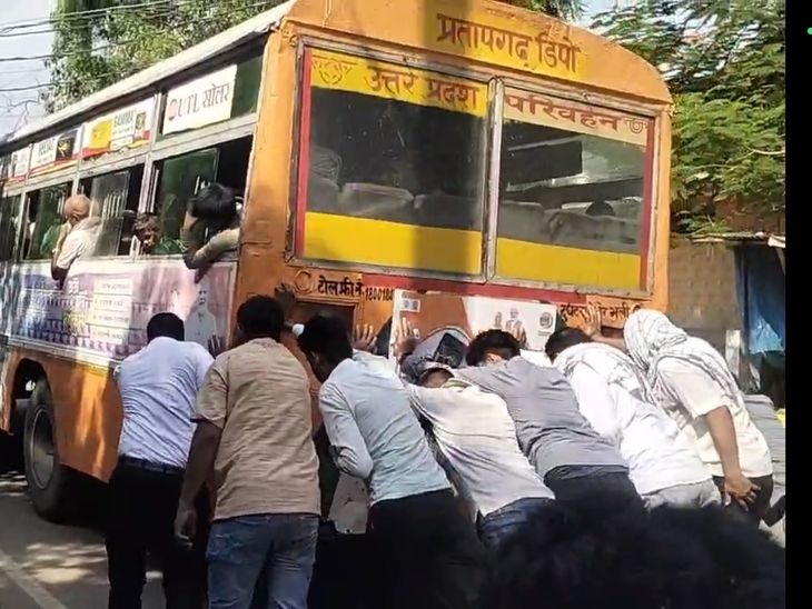 Passengers started the bus by pushing it, VIDEO