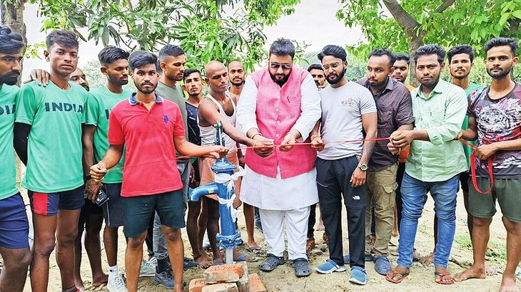 BJP leader got a hand pump installed in the FCI ground | भाजपा नेता ने ...